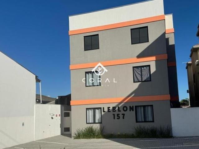 Apartamentos uma quadra do mar
