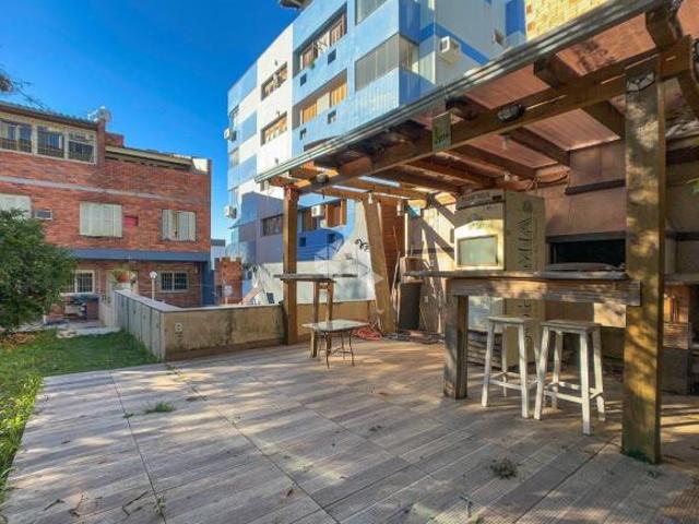 ApartamentoTriplex com duas sacadas, salão de festas no último andar e um amplo patio verde