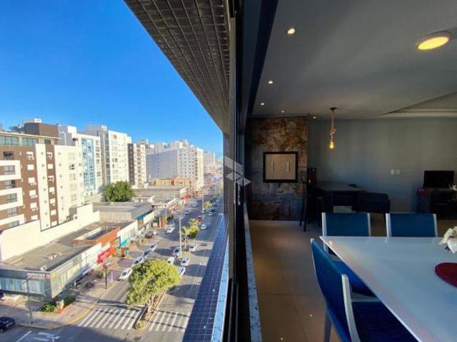 Apartamendo de 2 dormitórios sendo 1 suíte com sacada de frente frente, churrasqueira no centro de C