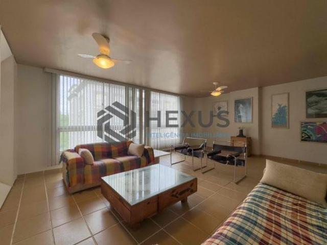 Apartemento na quadra mar da Praia das Pitangueiras à venda, Guarujá SP