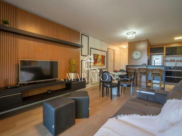 APARTAMENTO À VENDA NO CENTRO DE GRAMADO COM UMA SUÍTE!