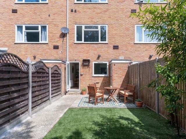 Aplin Way, Isleworth TW7 4 bed terraced house to rent £3,350 pcm £773 pw
