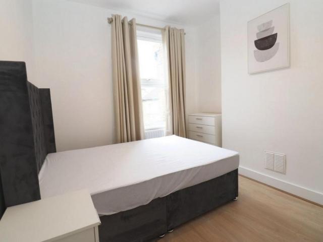 Appealing double bedroom in Baron's Court Has a Room