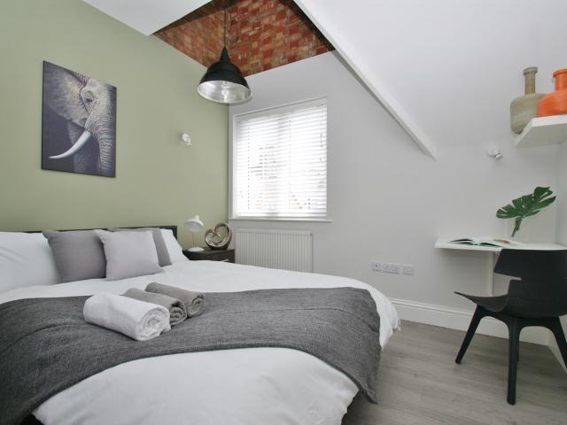 Appealing double bedroom in Ealing Has a Room