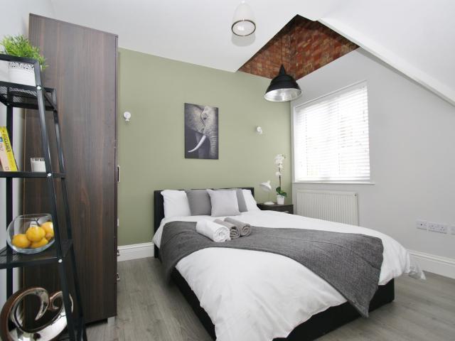 Appealing double bedroom in Ealing Has a Room