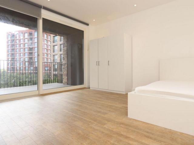 Appealing double bedroom with balcony in Southwark Has a Room