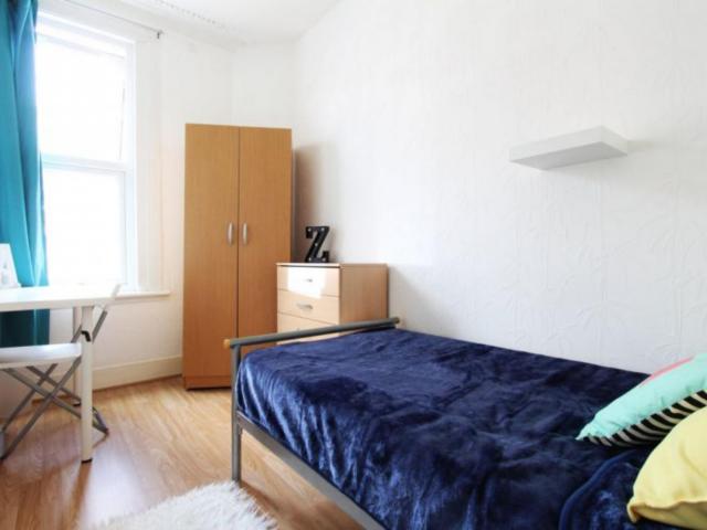Appealing single bedroom in a 6 bedroom flat, in Harringay Has a Room