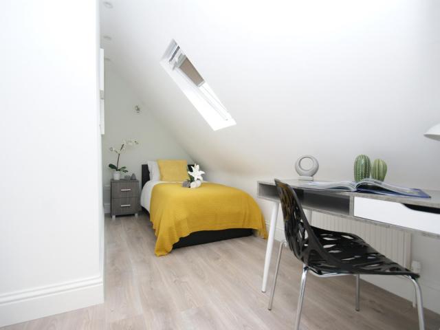 Appealing single ensuite bedroom, in a student flat near East Acton tube Has a Room