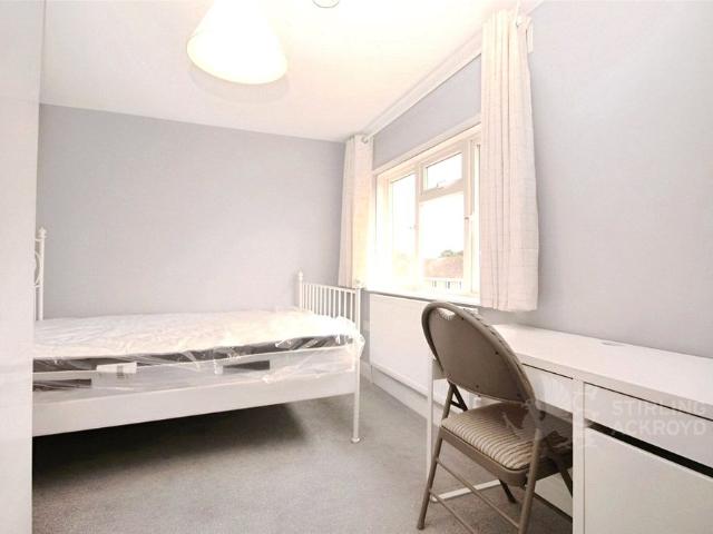 Applegarth Avenue, Guildford, GU2 8LP