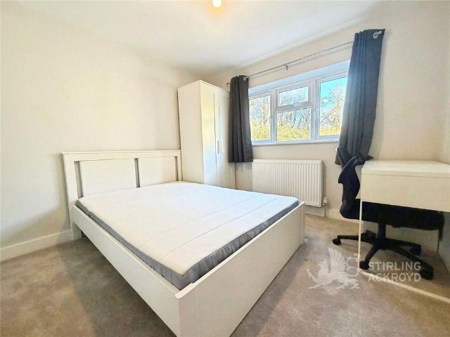 Applegarth Avenue, Guildford, Surrey, GU2 8LP