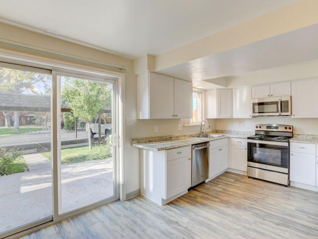Applewood Crest Townhomes & Apartments
