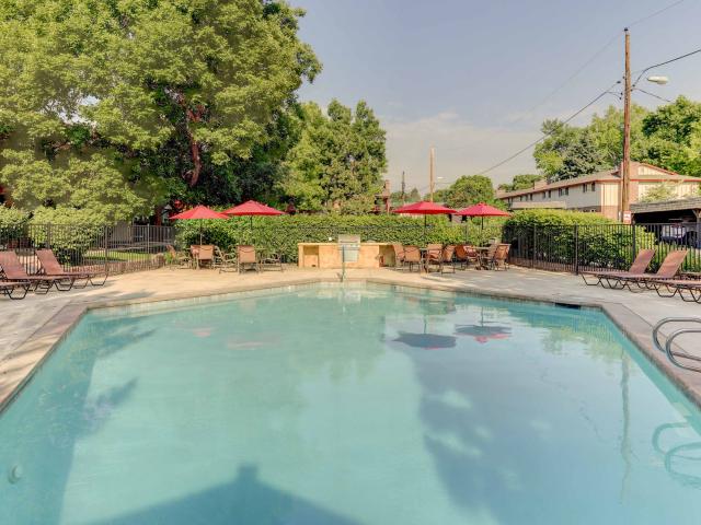 Applewood Crest Townhomes & Apartments