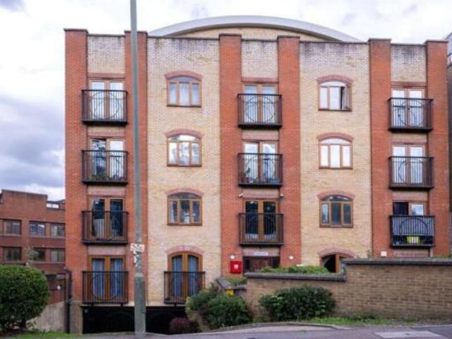 Approach Road, Barnet, 2 Bedroom Apartment