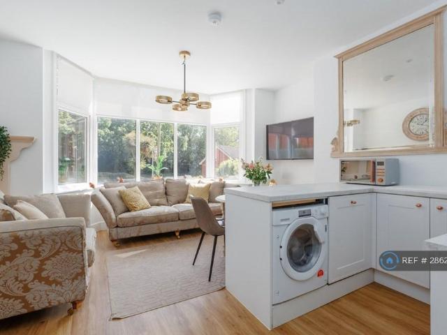 Approach Road, Poole, BH14 2 bed flat to rent £1,466 pcm £338 pw