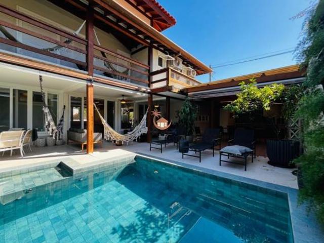 Apresentamos essa incrível casa em condomínio PÉ NA AREIA