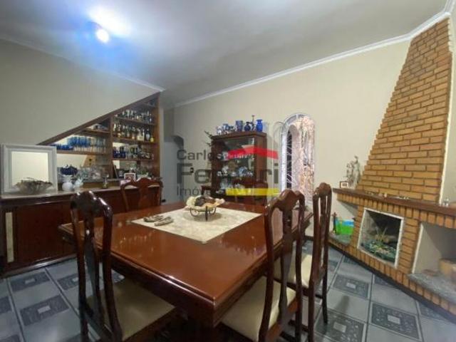 Apresentamos uma casa com dois pavimentos situada em local estratégico da Zona Norte