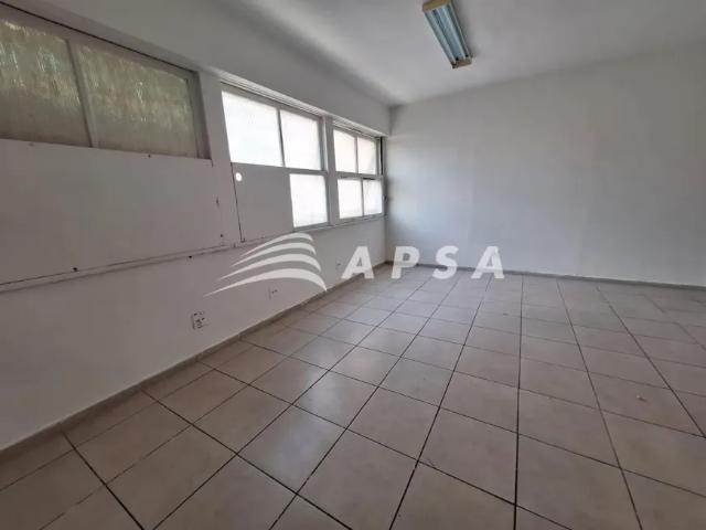 Apresentamos uma sala comercial reformada e espaçosa para aluguel, perfeita para quem busca tranquil