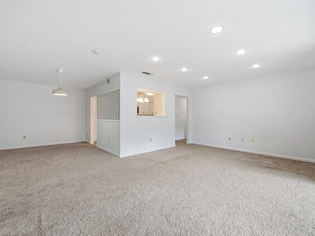 April Ln Apt,lexington, Condo For Sale