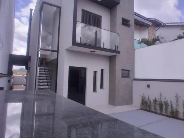 Aproveite a oportunidade de adquirir um lindo sobrado com piscina!