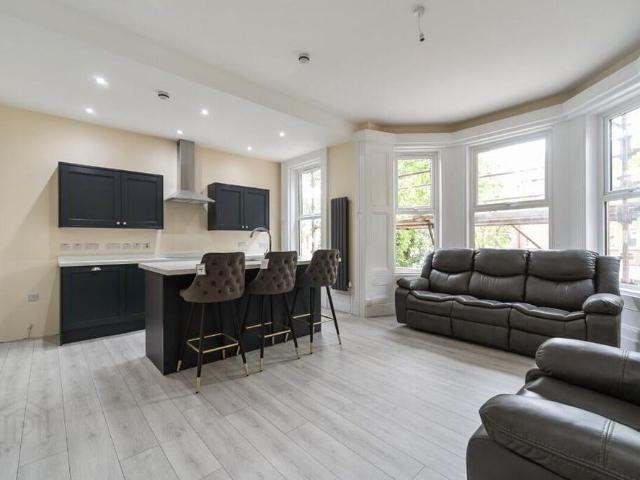Apt 3, 112 Eglantine Avenue, Belfast, BT9 6EU
