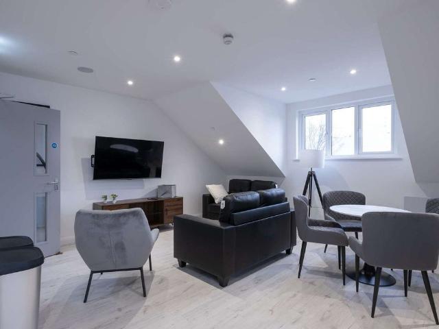 Apt 3, Aberdeen House Room 5