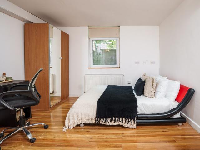 Apt 3B, 19 Regent Park Terrace