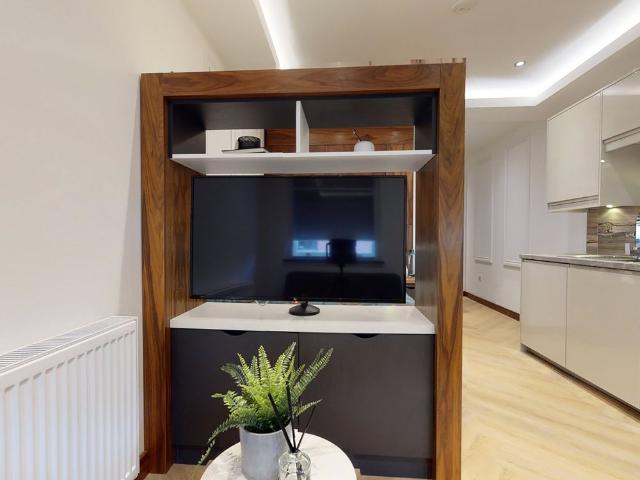 Apt 10, Live Oasis Piccadilly