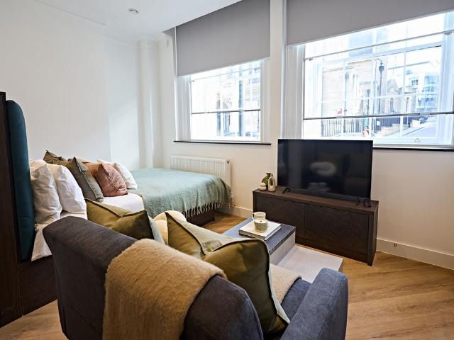 Apt 11, 17 21 Cookridge Street