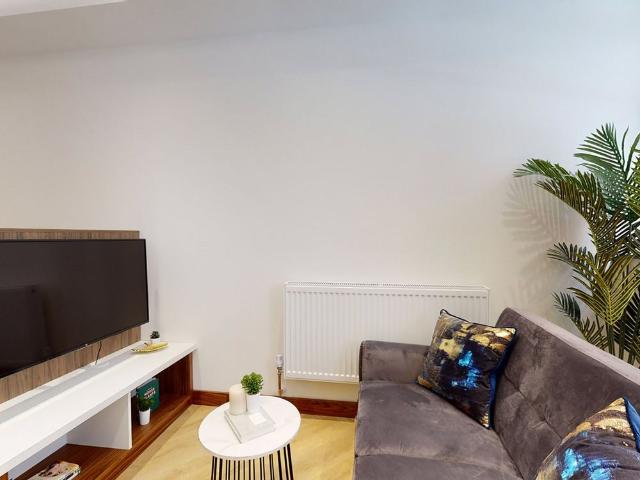 Apt 12, Live Oasis Piccadilly