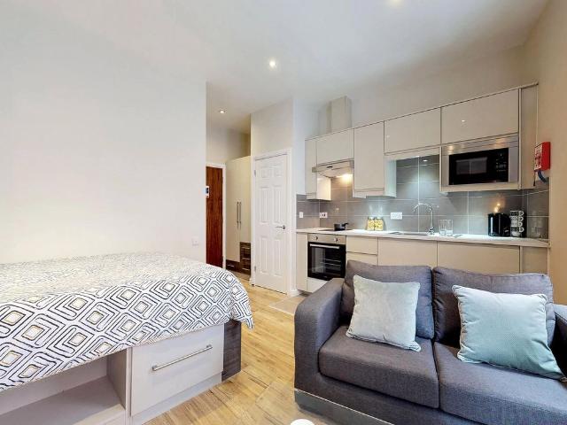 Apt 13, Eagle House