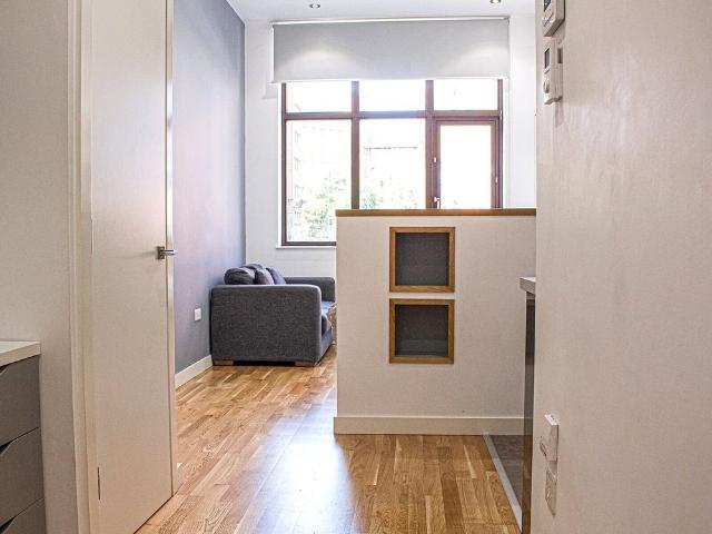 Apt 13, Q Two Residence