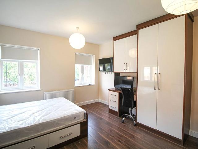 Apt 17, Clarendon House