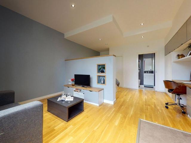 Apt 18, Q One Residence