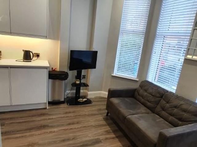Apt 1, 61 Eglantine Avenue, Belfast BT9 6EW