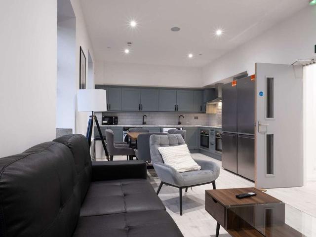 Apt 1, Aberdeen House Room 2