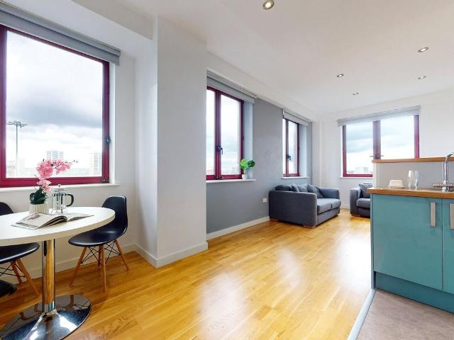 Apt 25, Q One Residence