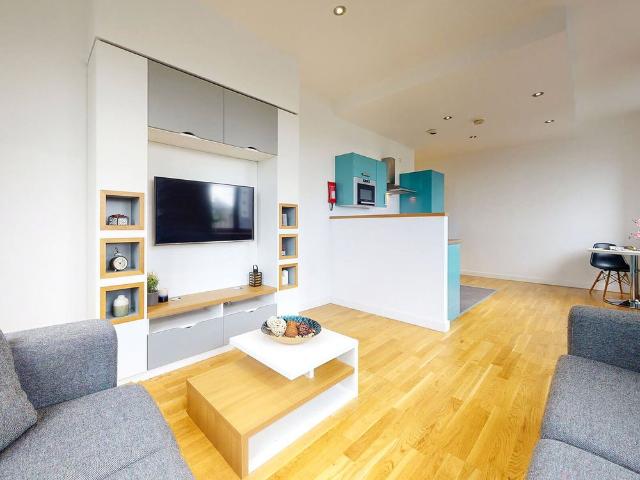 Apt 25, Q One Residence