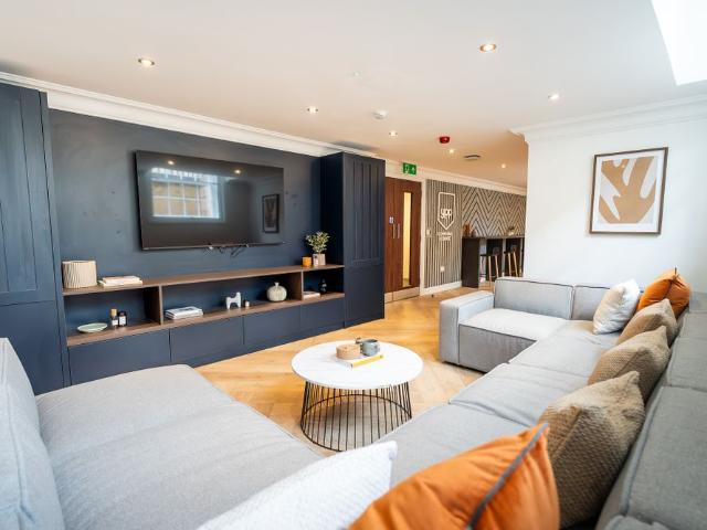 Apt 28, 17 21 Cookridge Street