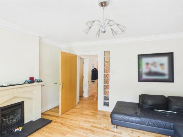 Apt 2 48 Marlborough Manor, Marlborough Park South