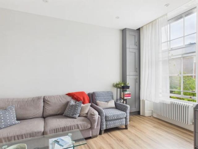 Apt 2, 70 Donegall Pass