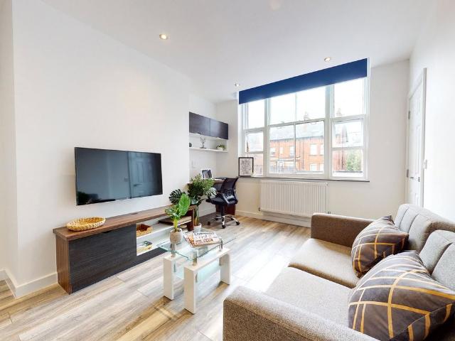 Apt 2, 27 Hyde Terrace