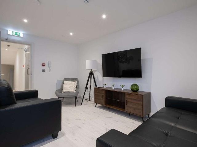 Apt 2, Aberdeen House Room 1
