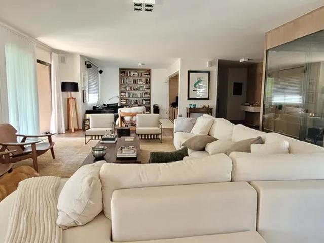 Apt. 387 m²au, 4 dorm, 4 suítes, 5 vagas, c/varanda. Em Vila Nova Conceição