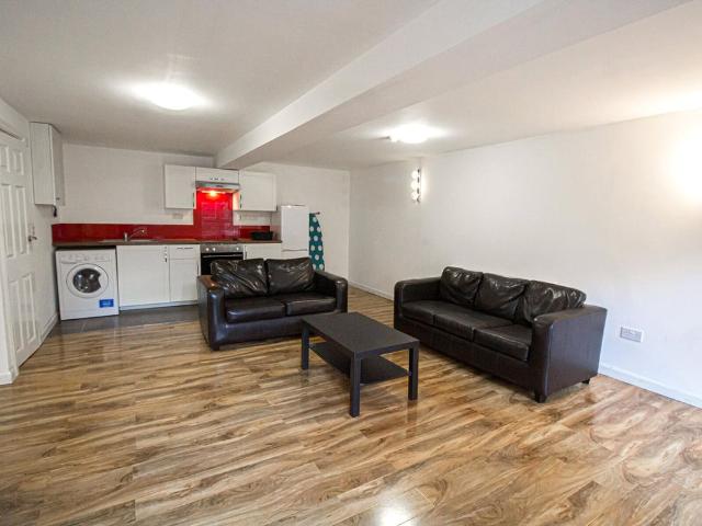 Apt 4, 4 Darnley Road
