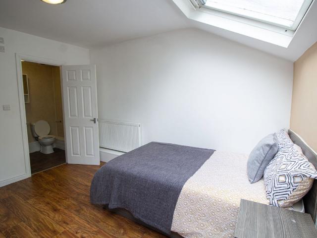Apt 4, 4 St John's Terrace #700654 LS3, 3 bed flat to rent, £1,599 pcm | PrimeLocation