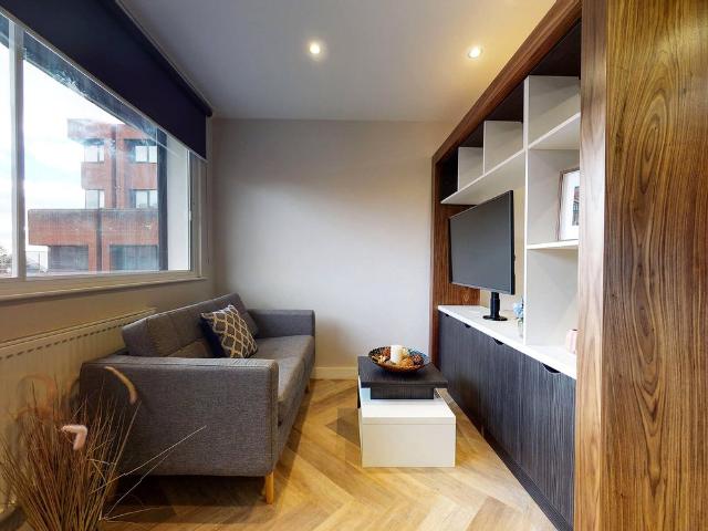 Apt 52, Live Oasis Wade Lane