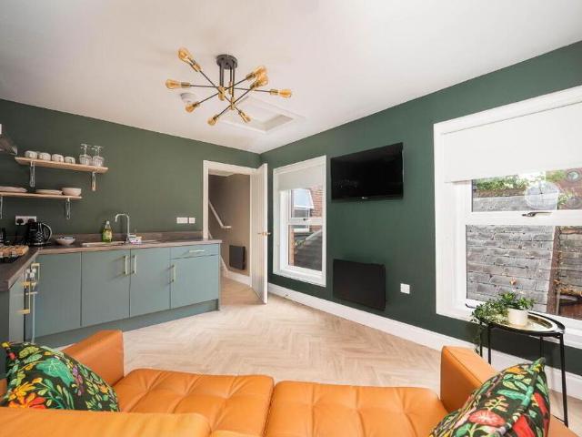 Apt 5, 15 Malone Road, Belfast, BT9 6RT