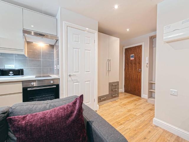Apt 5, Eagle House