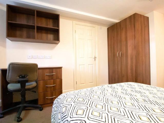 Apt 5C, 8 Springfield Mount