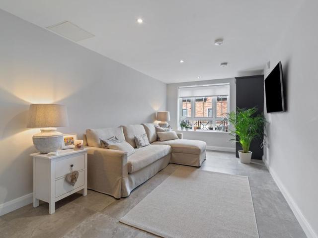 Apt 6 Castlehill Wood